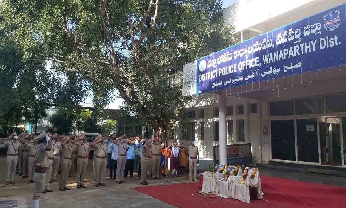 Wanaparthy: SP unfurls tricolour at district police office