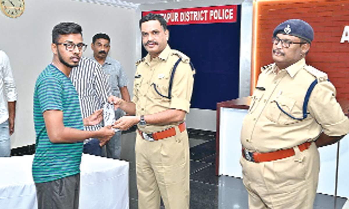 Anantapur police' 'Chat Bhat' scheme helps trace lost mobile phones