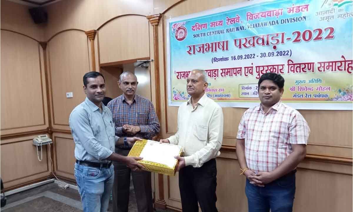 DRM Shivendra Mohan stresses on Hindi use in official working