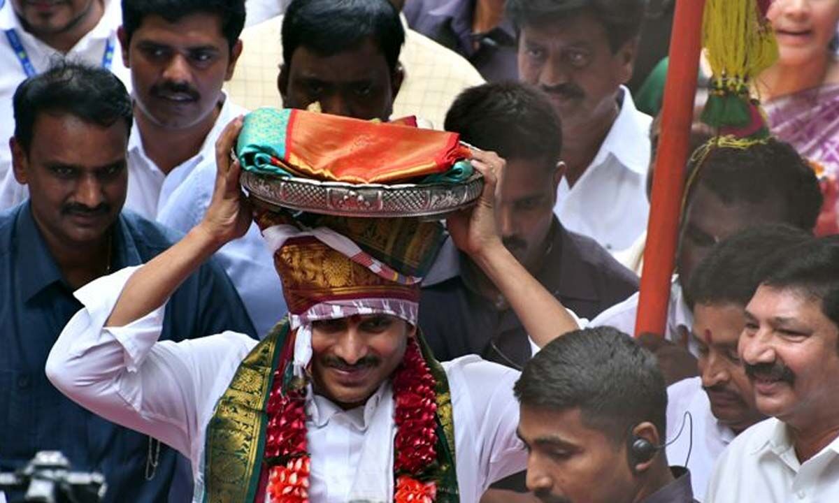 CM YS Jagan Mohan Reddy offers silk clothes to Goddess Kanaka Durga on ...