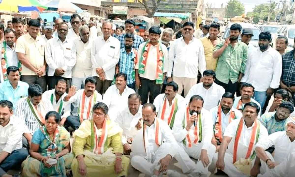 Congress office set afire in Chandur