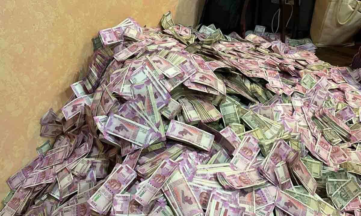 Rs 2 cr unaccounted cash seized by police in Banjara Hills