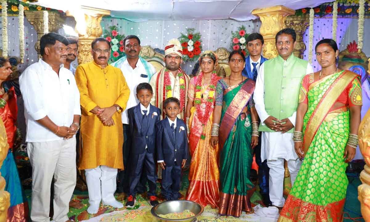 Munugodu: Parties vie to woo newly-weds