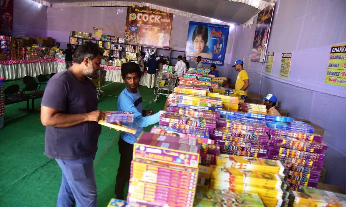 Hyderabad: Illegal cracker sale goes full blast