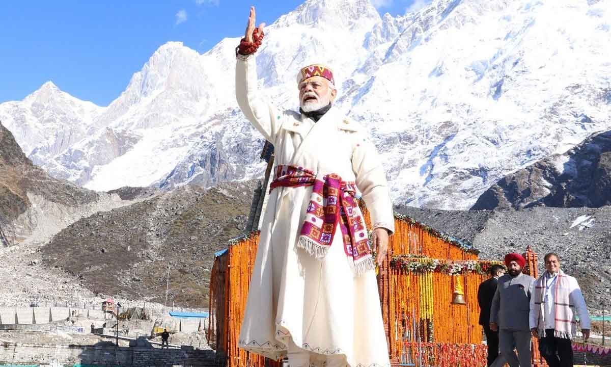Modi keeps his word, dons traditional Himachali attire