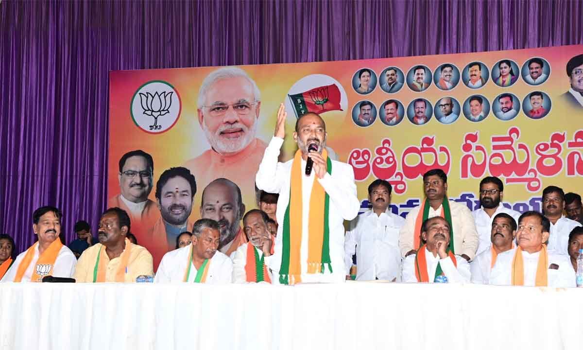 It's Dharma Yuddham in Munugodu, claims Bandi