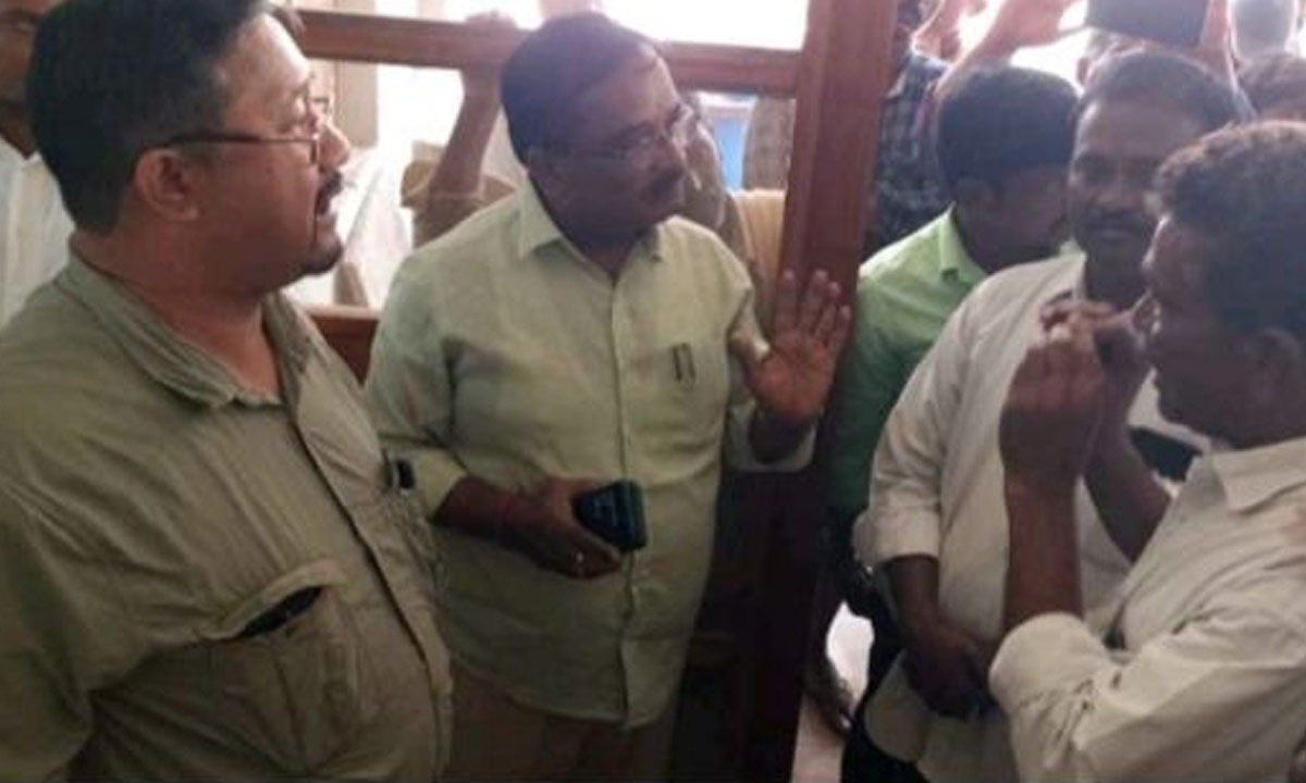 Atmakur: Farmers urge forest dept to save crops from wild animals