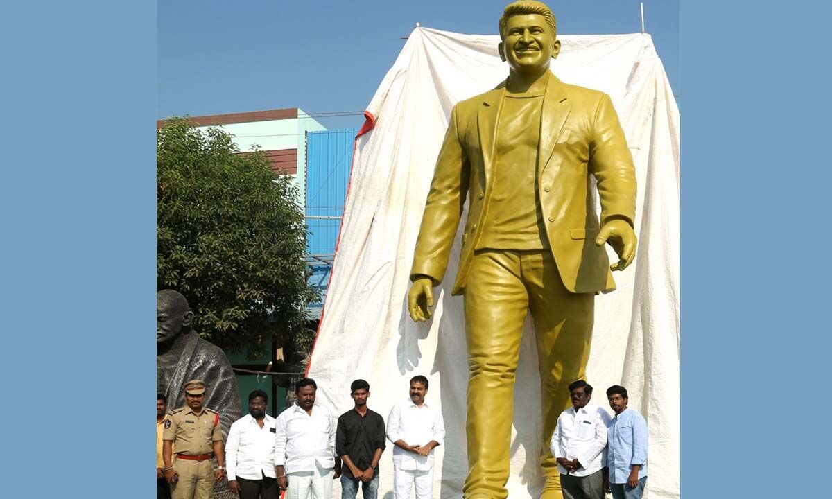 Tenali sculptors create fibre glass statue of Puneet Raj Kumar