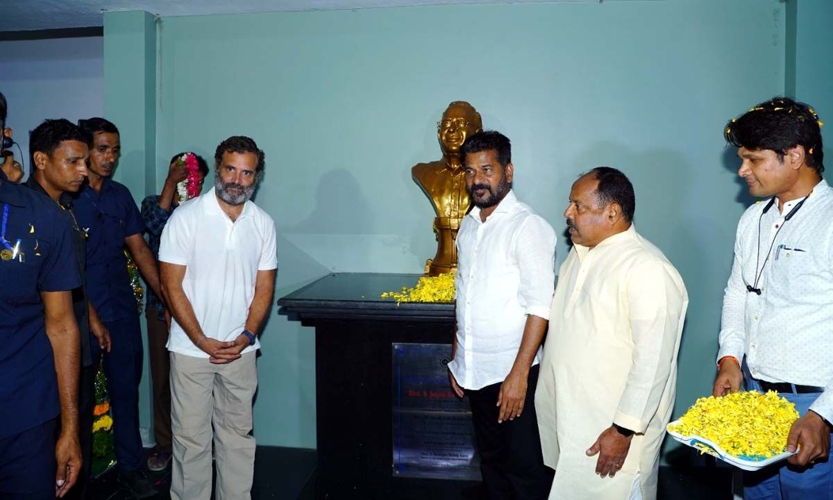 Rahul Gandhi meets JPNCE NCC students
