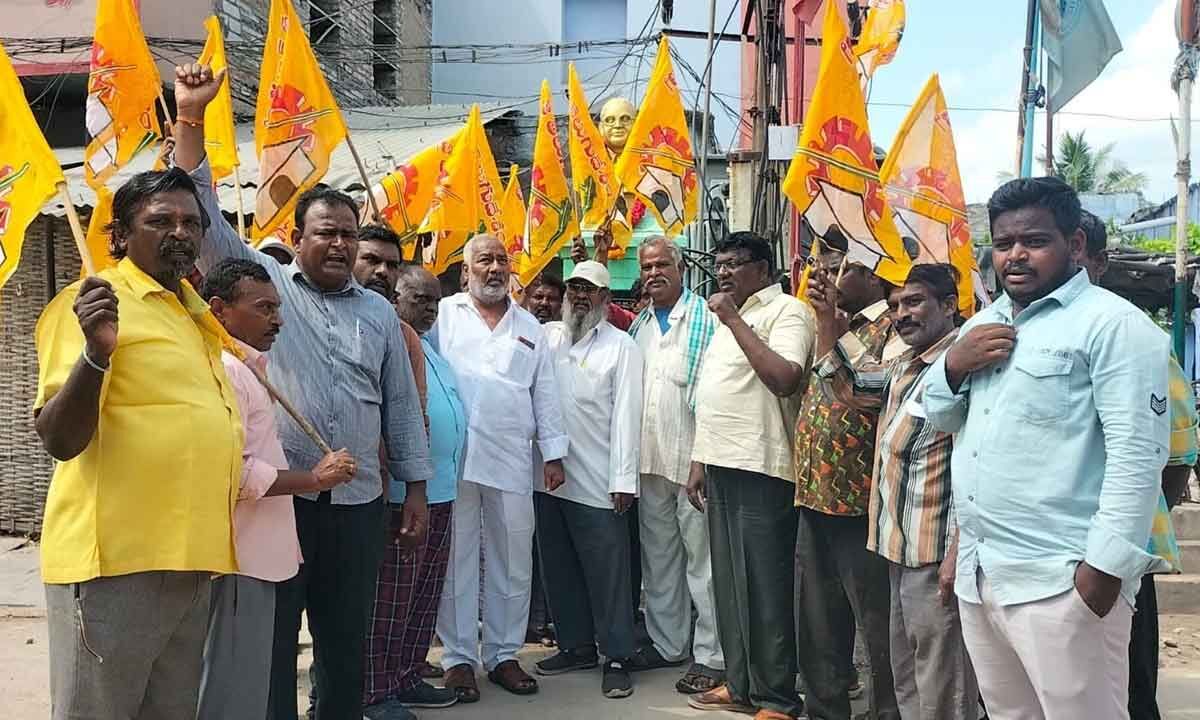 TDP leaders condemn attack on Naidu in Kurnool