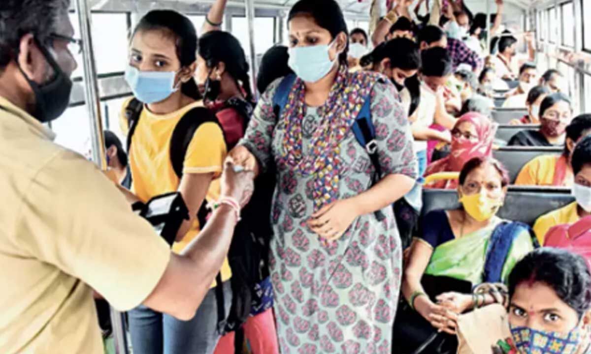 Hyderabad: Commuters angry as bus conductors pocket change