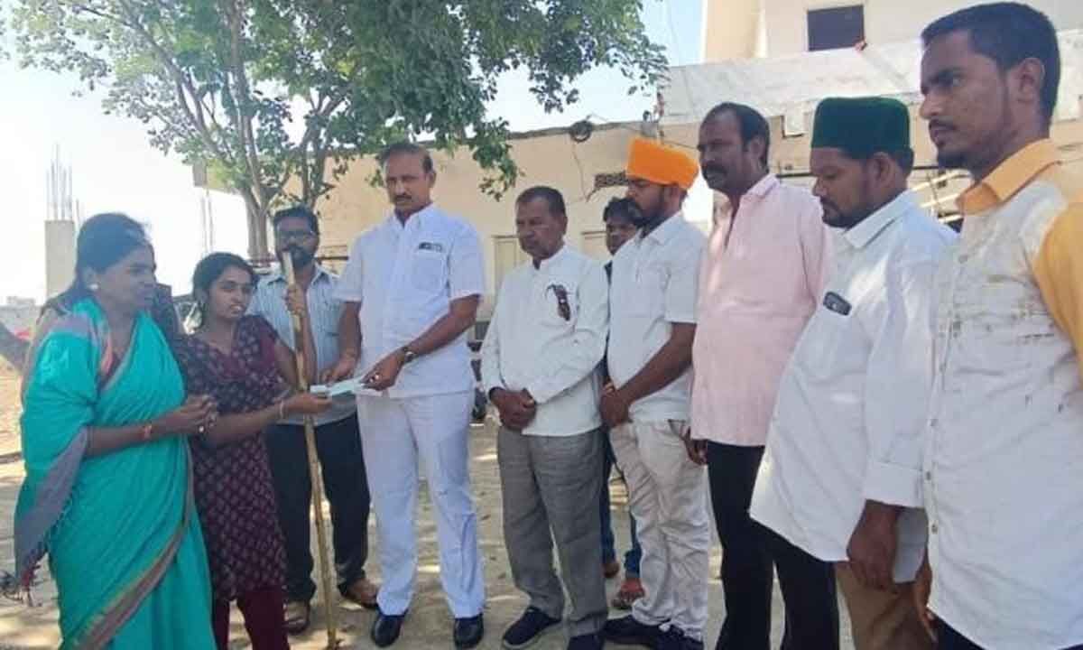 Karimnagar: Ailing man forced to live and die in graveyard!