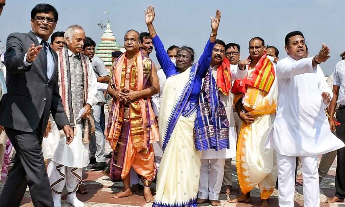 Murmu walks to Jagannath temple, kneels down at Lion's Gate
