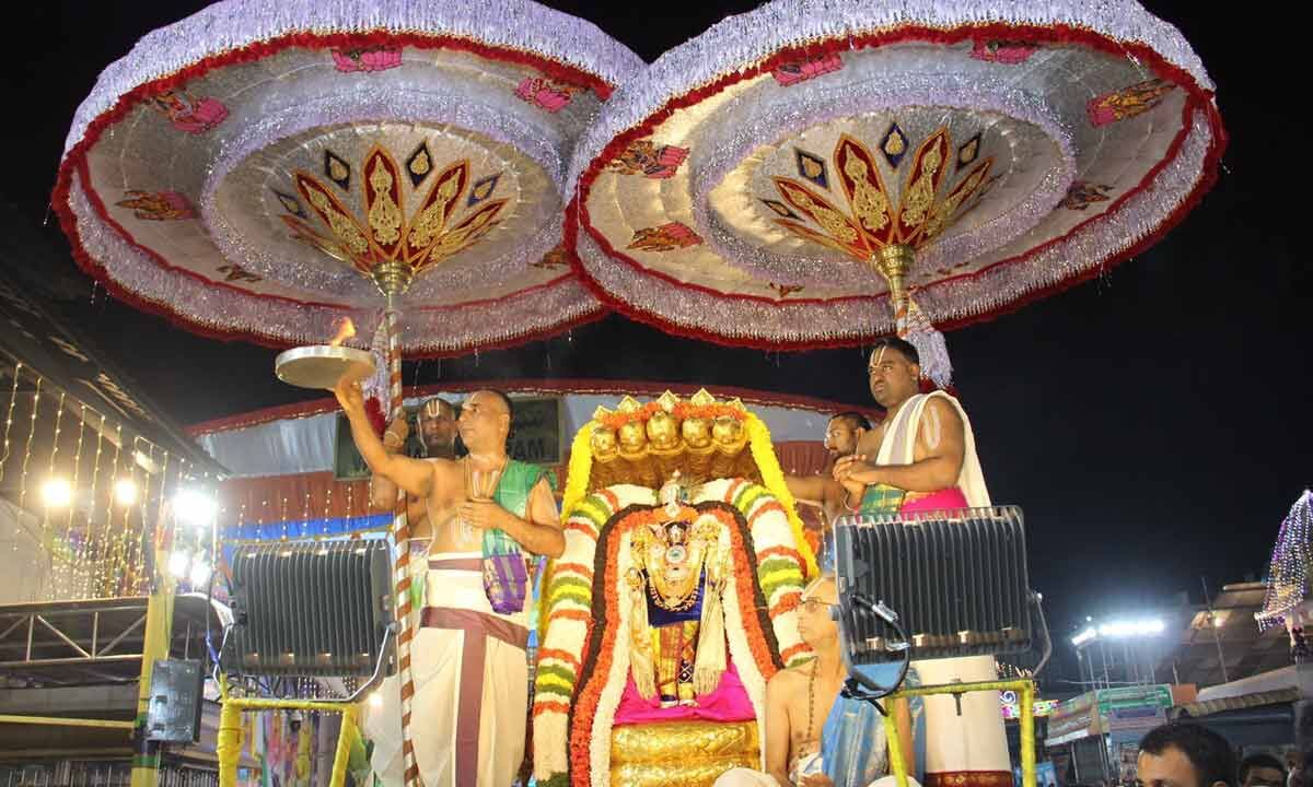 Tirupati: Goddess Padmavathi blesses devotees from atop Chinna Sesha ...