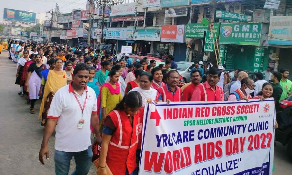 Mayor B Amuda flags off AIDS awareness rally in Chittoor
