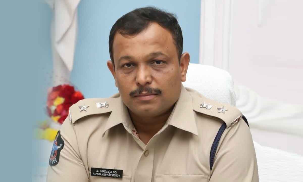 Stay away from banned organisations: SP Parameswar Reddy