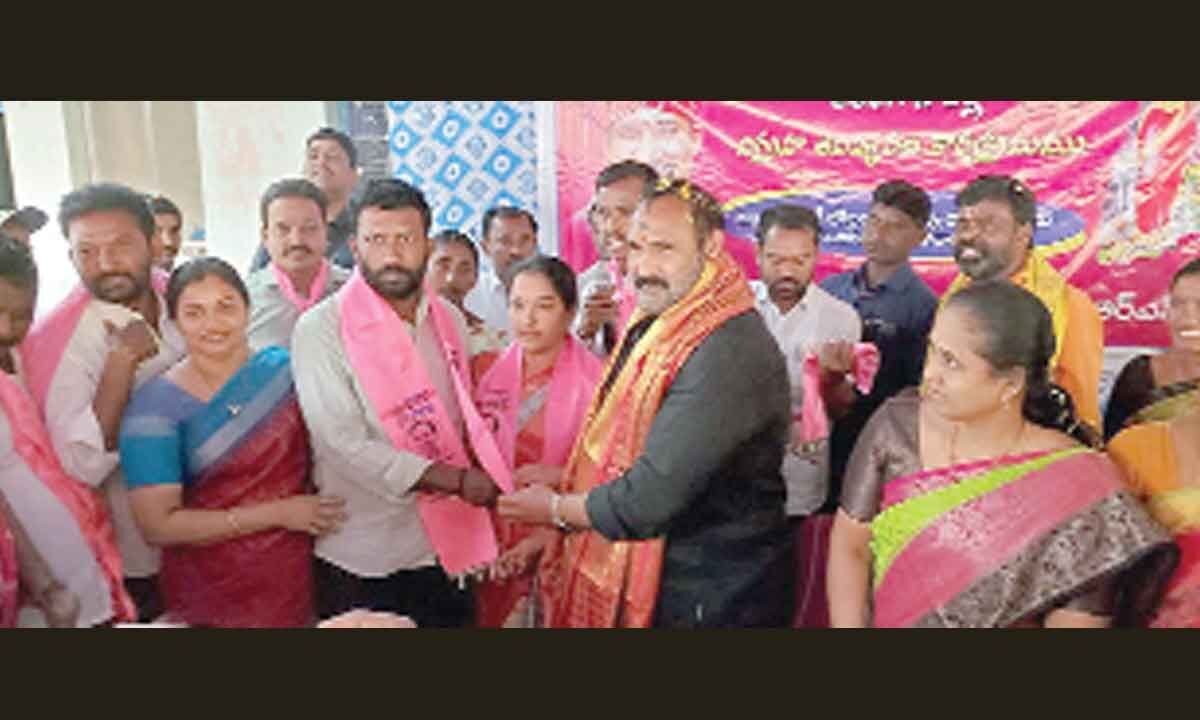 Big jolt to Congress in Kodad as MPTC joins TRS