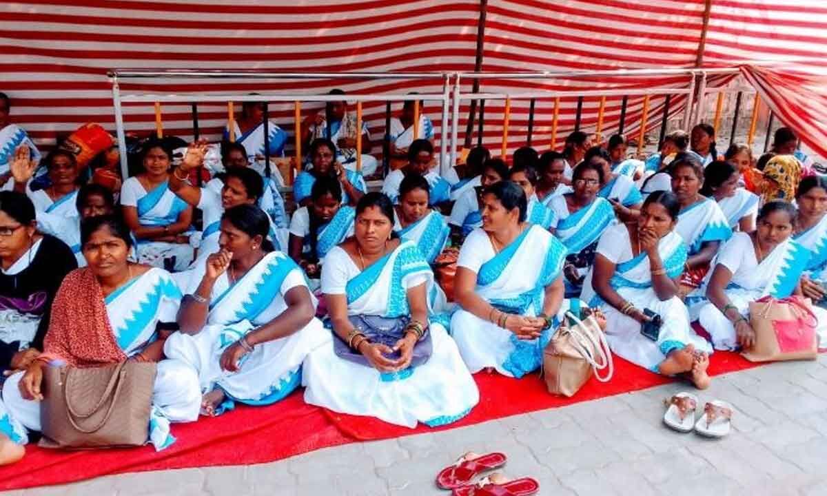 Asha workers stage 48-hour dharna