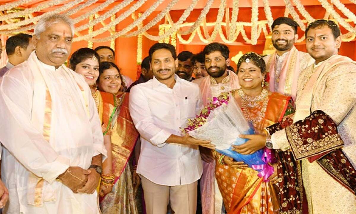 YS Jagan attends Malladi Vishnu's daughter's wedding in Mangalagiri
