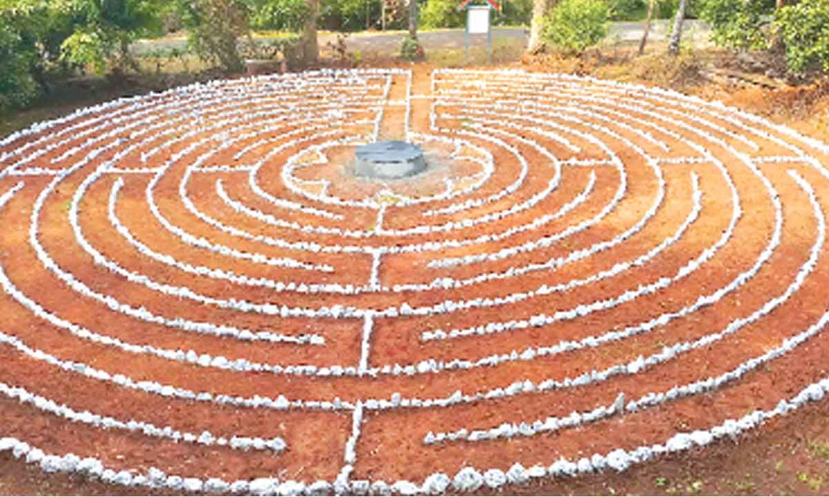 Chartres labyrinth: A terrestrial water generator