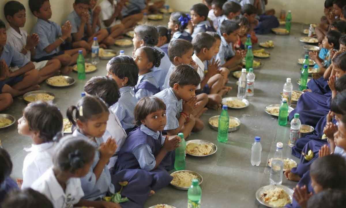 Pre-lunch 'mini snack' break for school students