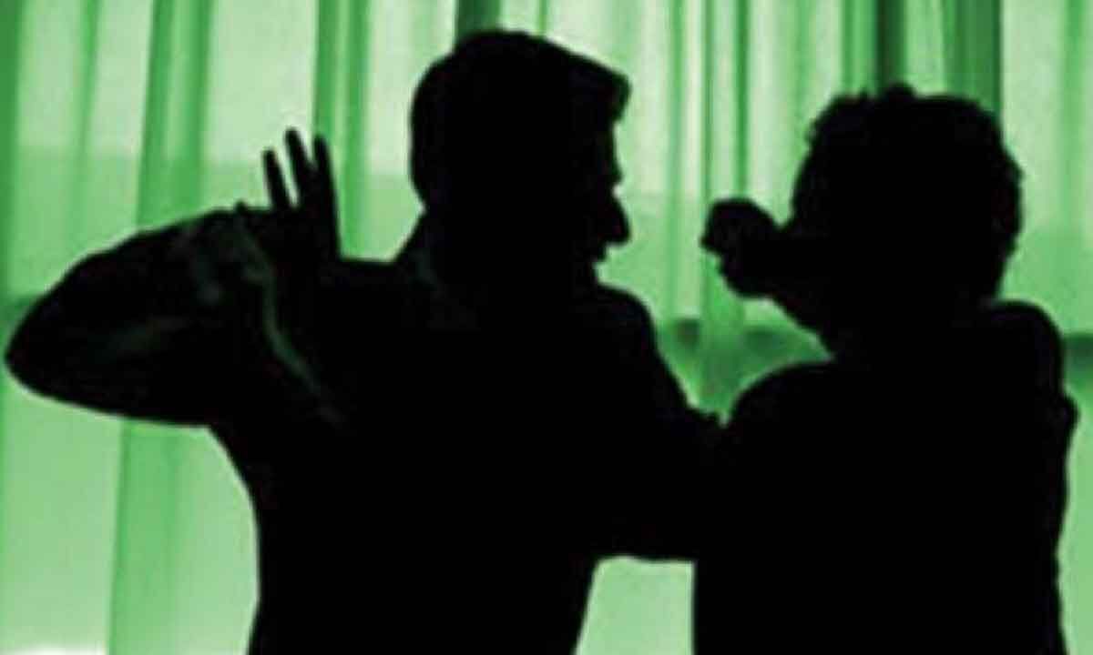 Two goons attack barber as he denies to cut their hair