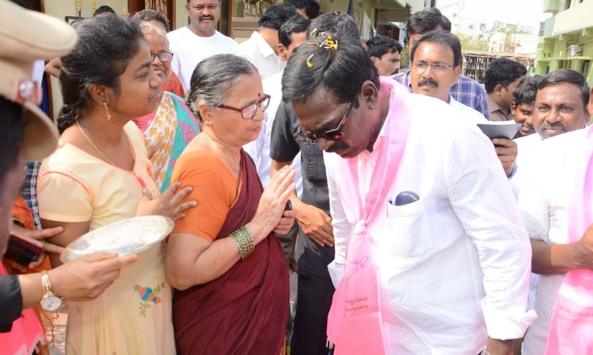 Transport Minister Puvvada Ajay Kumar launches 'Vada – vada Puvvada' drive