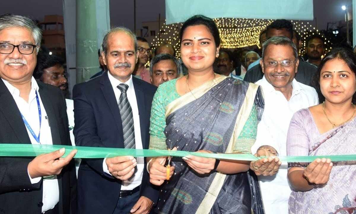 Vijayawada: Minister Vidadala Rajini exhorts people to buy handicrafts