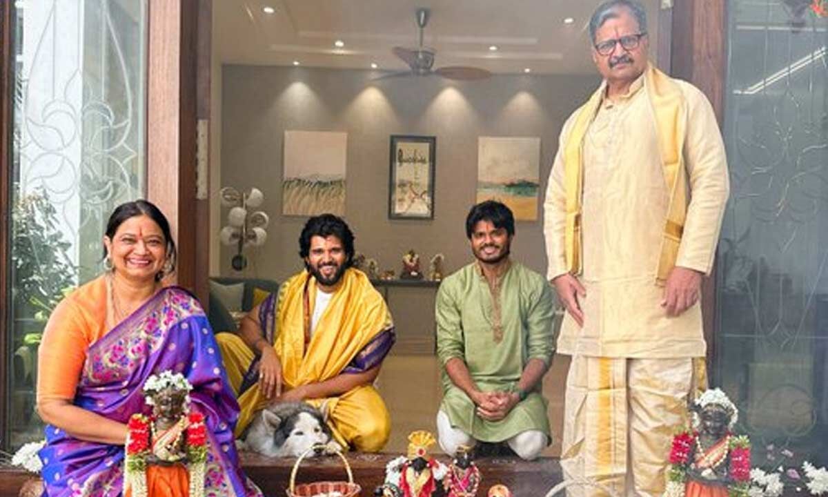 Vijay Devarakonda Celebrates The Pongal Festival With His Family And ...