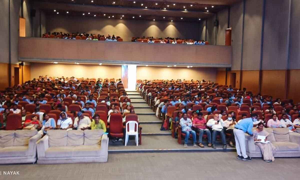 Use jute, cloth bags as substitute for plastic