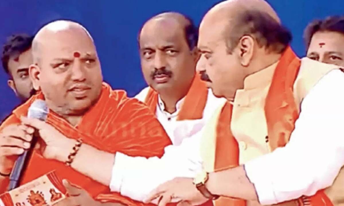 Basavaraj Bommai snatches mic from Swamiji