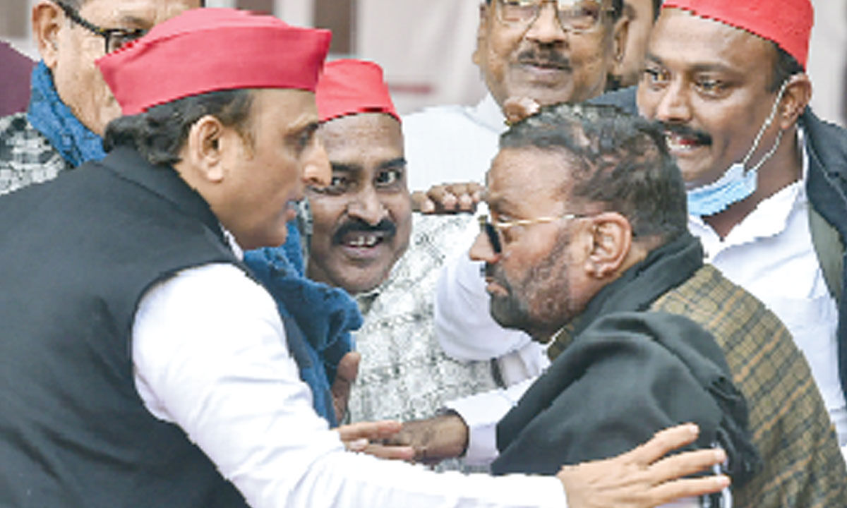 Akhilesh meets Swami Maurya, discusses caste survey