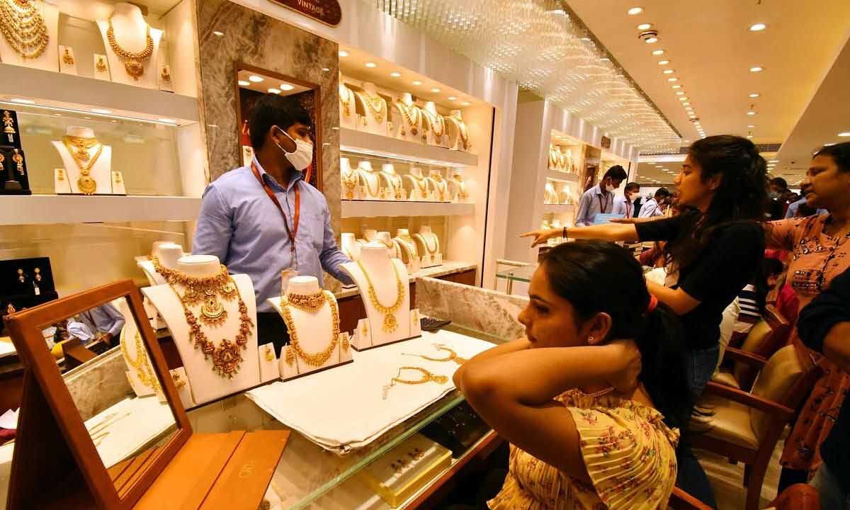 Gold price skyrockets, buyers cut down gold quantity