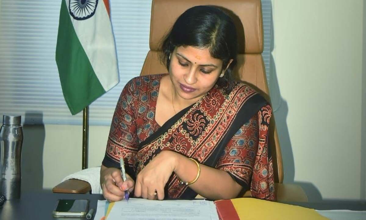 Sikta takes charge as Hanumakonda Collector