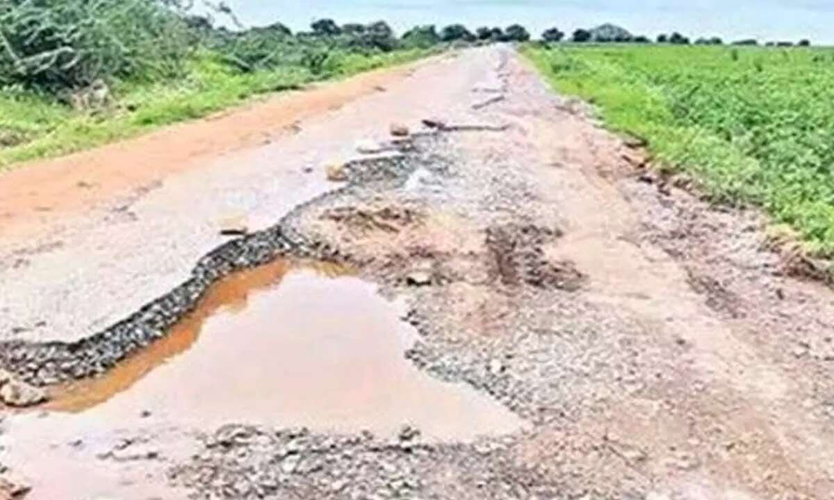 Dhana Puram to Holagunda road cries for attention