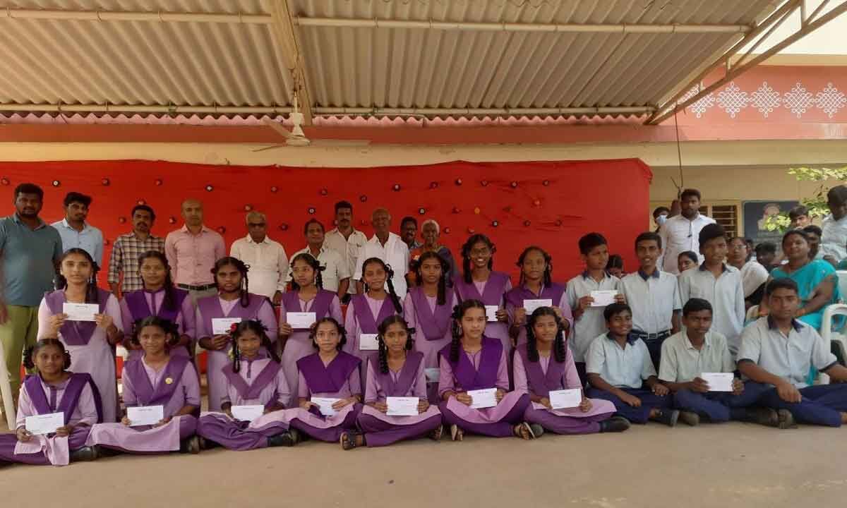 Vijayawada : Rs 85,000 cash prizes distributed to students