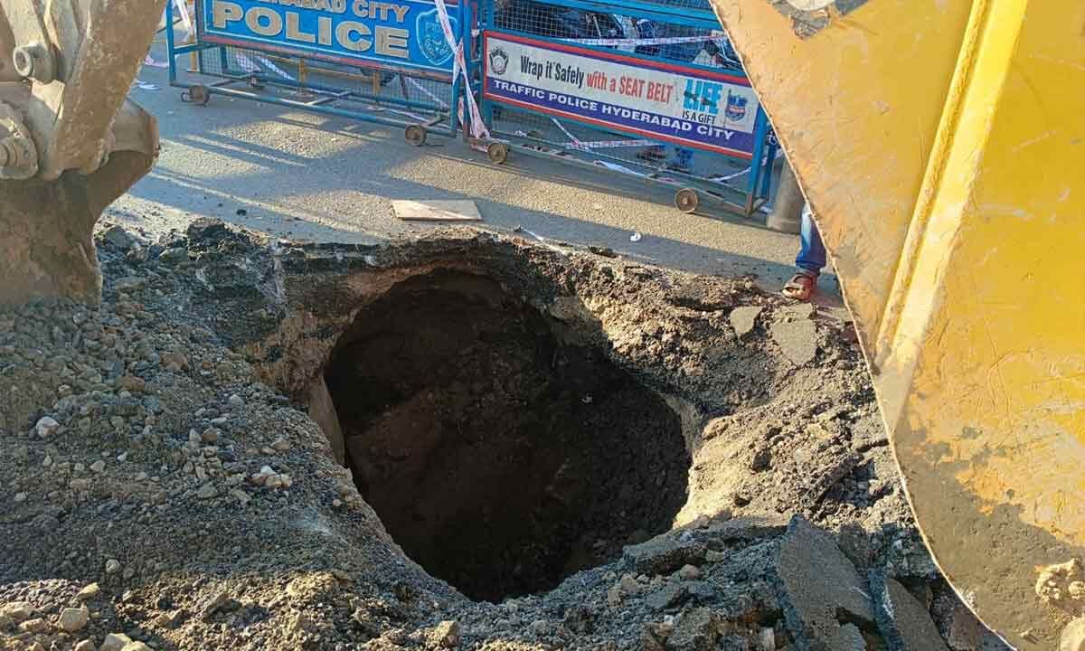 Hyderabad: Part of Chaderghat road caves in