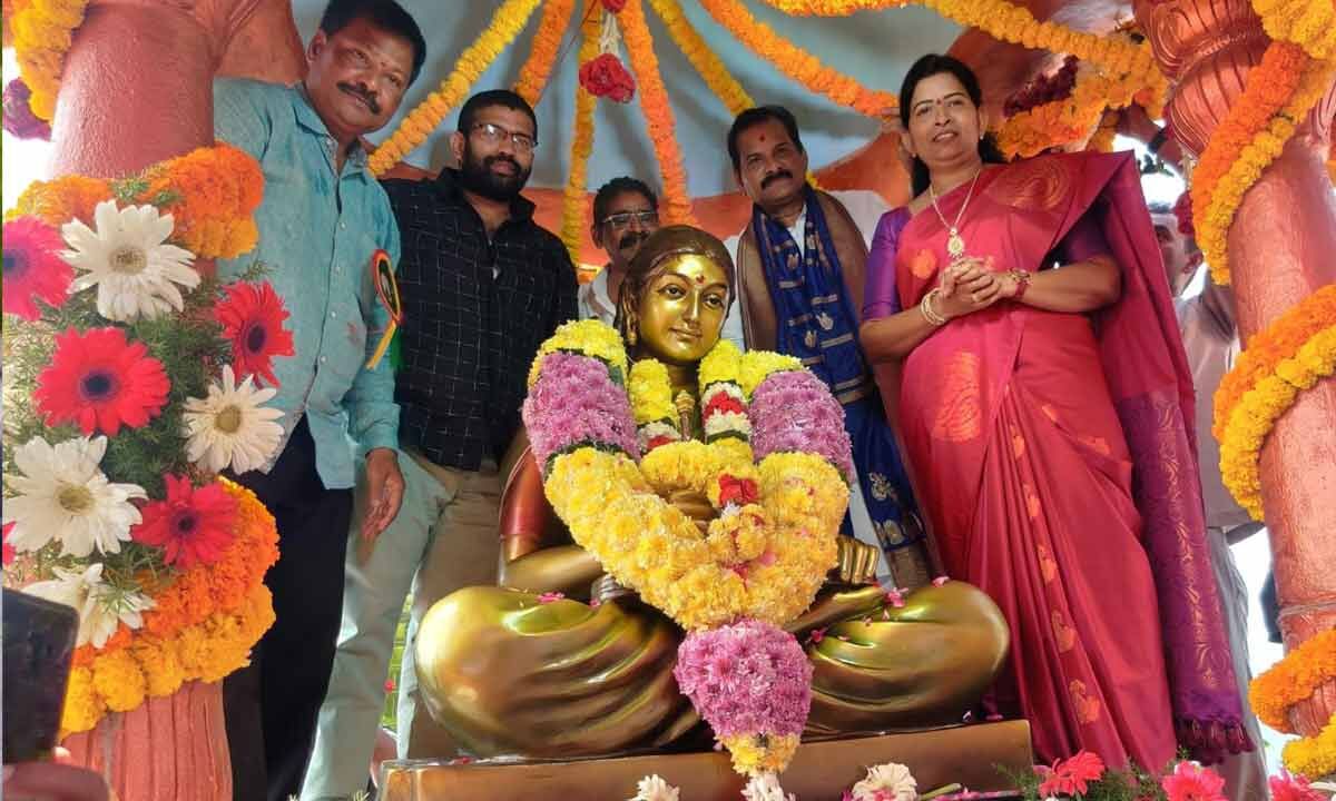 Rajamahendravaram: Poetess Molla statue unveiled