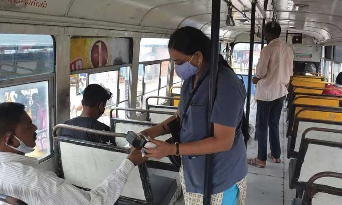 Hyderabad: Bus passengers, conductors continue to spar over 'change'