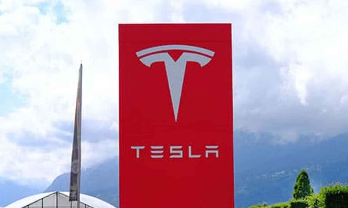 Tesla to update FSD beta in 363K cars over crash risk, Musk slams ...