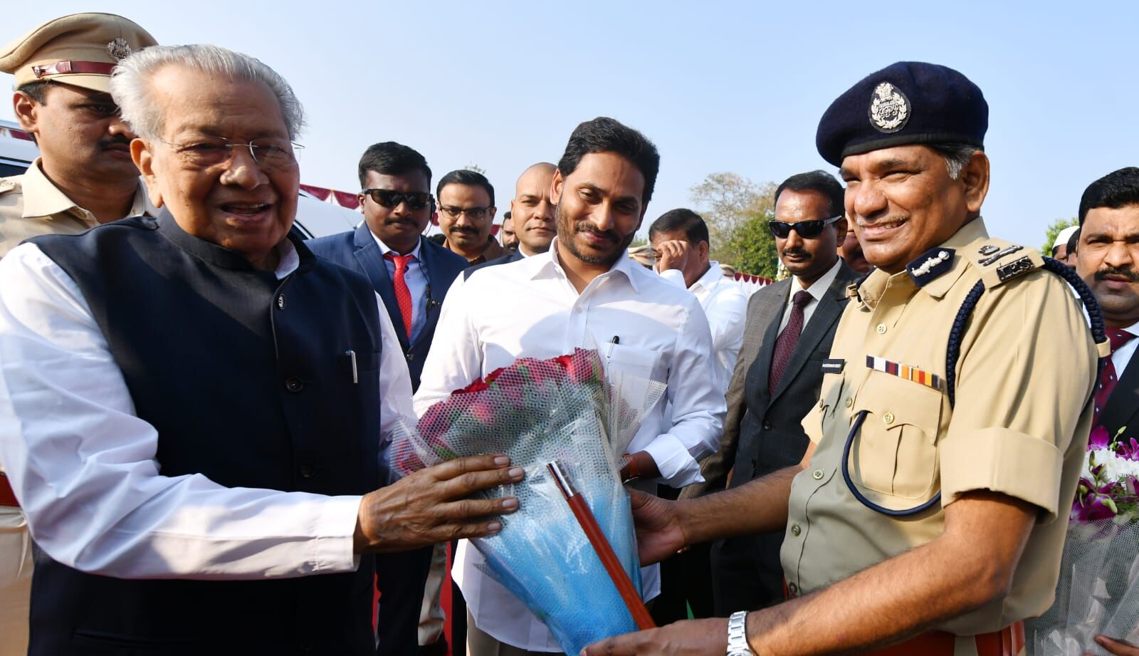 Vijayawada: YS Jaganmohan Reddy's farewell to outgoing Governor ...