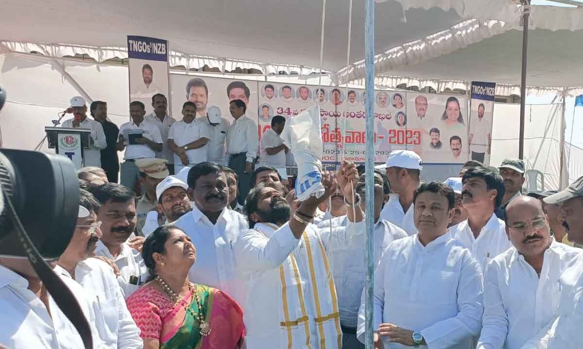 Srinivas Goud promises stadium in Nizamabad
