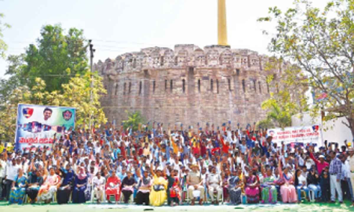 Kurnool SP hands over 1,924 mobile phones to owners