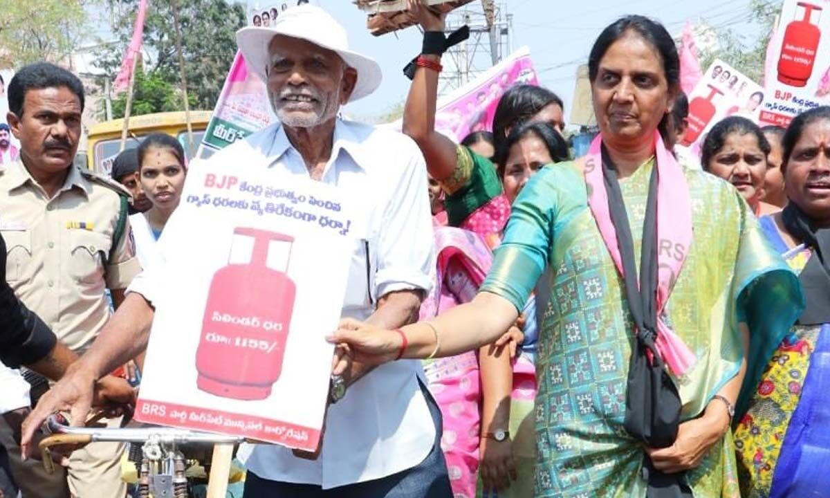 Reduce LPG gas prices, demands Sabitha Indra Reddy