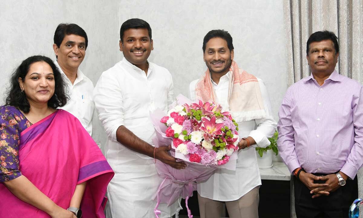 CM YS Jagan Mohan Reddy pats ministers, officials for GIS success
