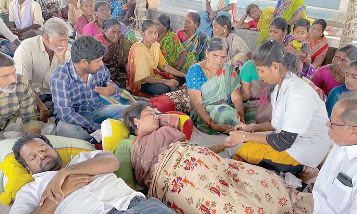 Tirupati: Villagers' protest against road blockade turn violent