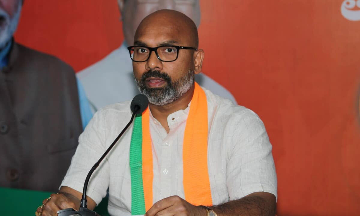 Nizamabad: Farmers mock MP Arvind by setting up posters on turmeric ...