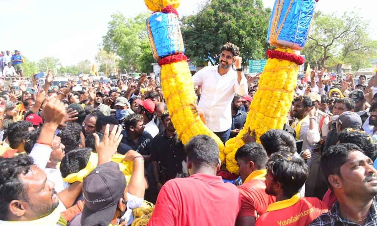 Dharmavaram: Weavers pour out their woes before Lokesh