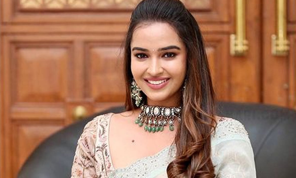 Pujita Ponnada Is Introduced As Ruhana From Ravi Teja's Ravanasura Movie