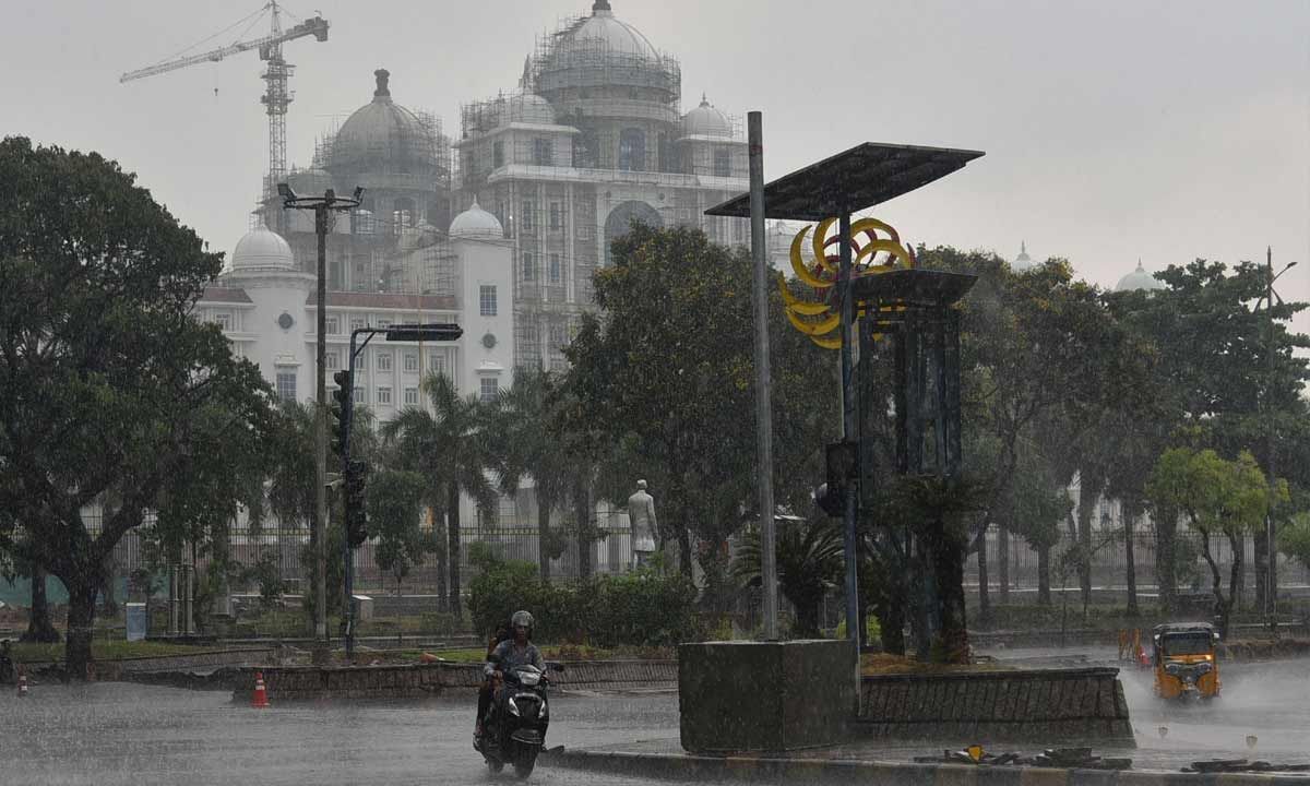 Hyderabad: Heavy rain, hailstorms lash many parts of city